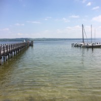 Baden mit Kindern am Starnberger See im Strandbad von Feldafing
