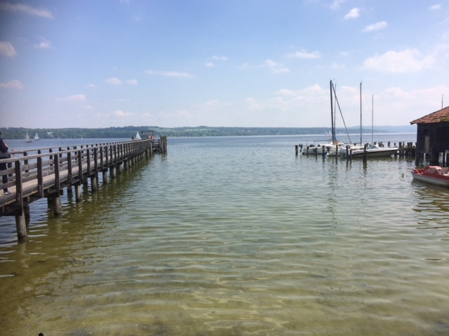 Baden mit Kindern am Starnberger See im Strandbad von Feldafing