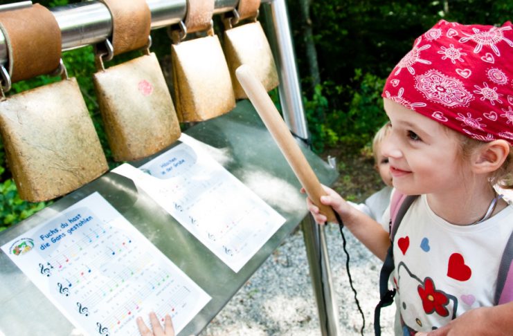 Baden mit Kindern am Starnberger See im Strandbad von Feldafing
