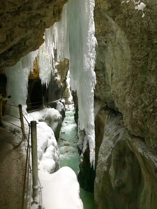 Spektakuläre Winterwanderung durch die Partnachklamm - Around About Munich